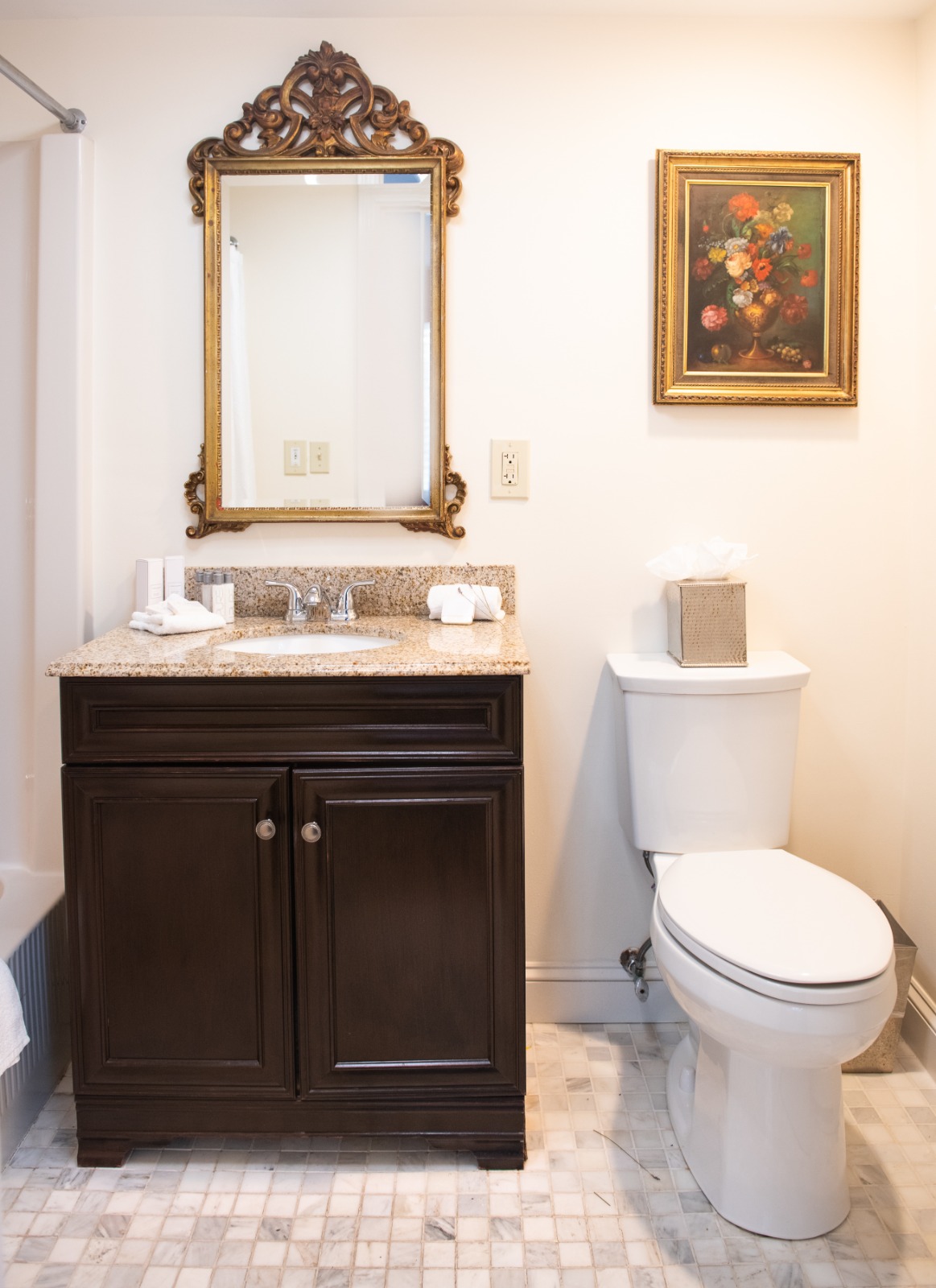 Deluxe King Room – America's Cup Inn